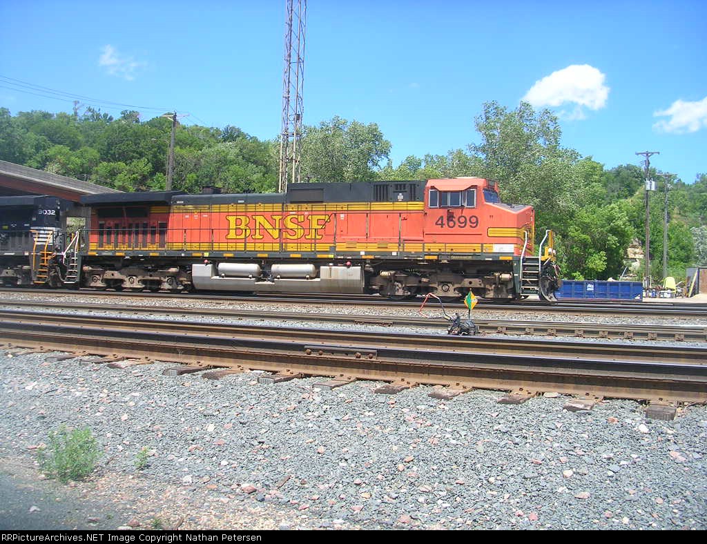 BNSF 4699